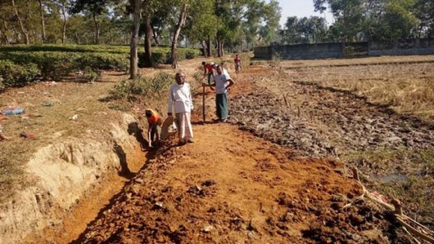 Villagers voluntarily building road at Shamshernagar - Bangladesh Post