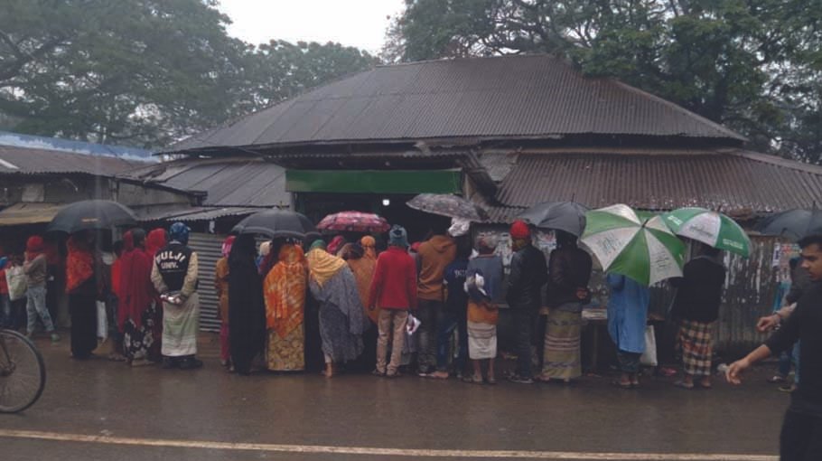 Heavy rain in Chatmohar, poor people in distress - Bangladesh Post