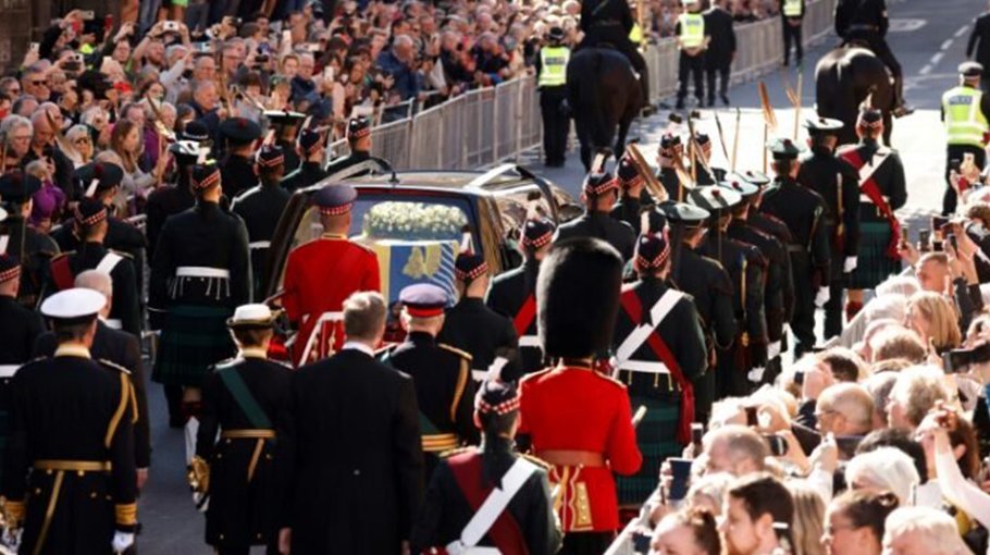 Crowds queue through the night to pay respects to queen - Bangladesh Post