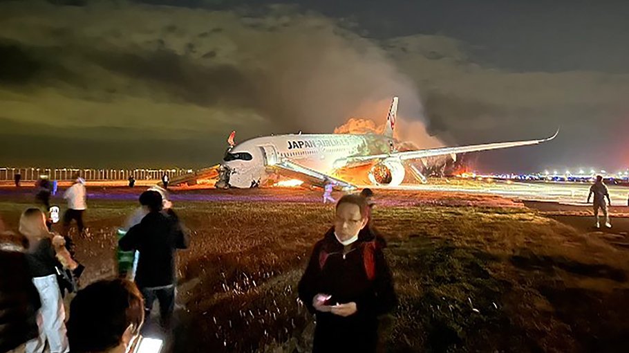 Japanes plane on fire on runway at Tokyo's Haneda airport - Bangladesh Post